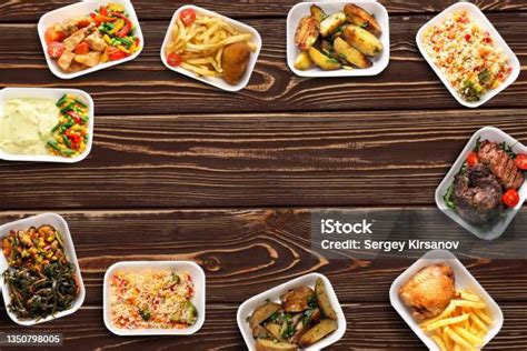 나무 테이블에 맛있는 음식이있는 플라스틱 용기 배달 서비스 상자에 대한 스톡 사진 및 기타 이미지 상자 테이크아웃 음식