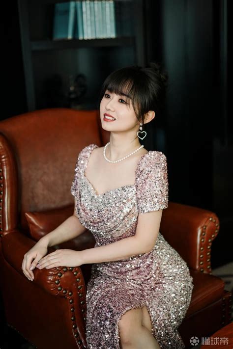 闪亮登场！棋手战鹰身穿星光亮片礼服，温婉知性明媚动人