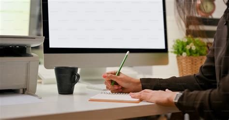 여성 회사원의 측면 모습 계산 테이블에 노트북에 손으로 쓰고 있다 사진 Unsplash의 문자 메시지 이미지