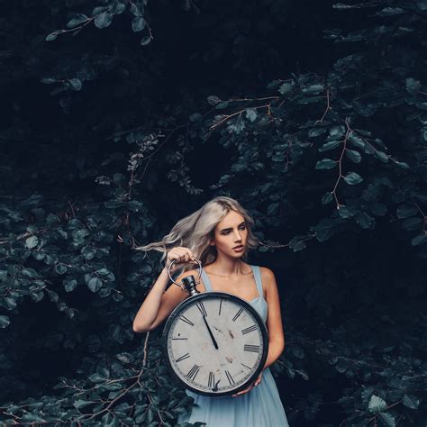 Девушка и часы - 59 фото