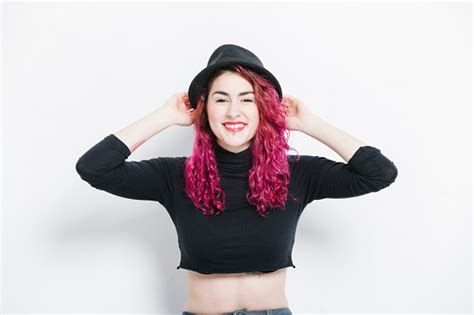 흰색 배경에 고립 된 분홍색 머리와 모자를 가진 보헤미안 밀레니엄 여성의 초상화 긍정적인 감정 표현에 대한 스톡 사진 및 기타 이미지 긍정적인 감정 표현 눈 신체 부분