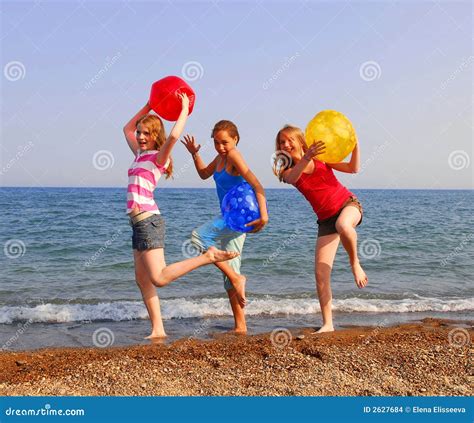 Meisjes Op Een Strand Stock Foto Image Of Vriend Vreugde 2627684