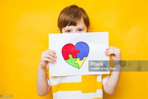 퍼즐 심장 아동 정신 건강 개념 세계 자폐증 인식의 날 청소년 자폐증 스펙트럼 장애 인식 개념을 들고 있는 아이 소년 손 World Autism Awareness Day에