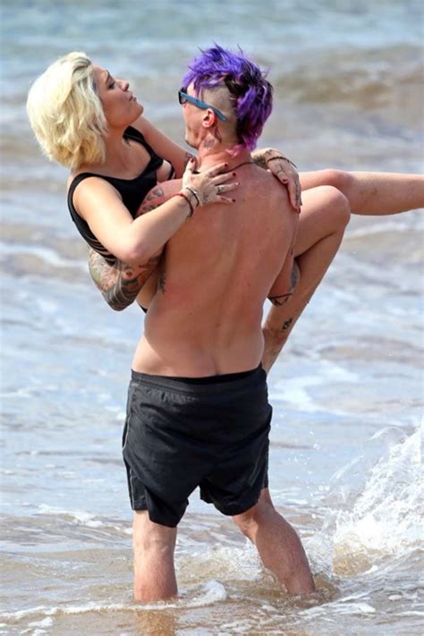 Paris Jackson Dá Beijão No Namorado Na Praia 2312 Prince Paris E
