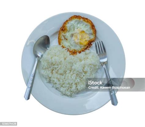 바삭바삭한 달걀을 흰 배경에 별도의 흰색 접시에 삶은 쌀에 볶습니다 하트 모양의 쌀과 흰 접시에 계란 튀김 유명한 태국 튀김 0명에 대한 스톡 사진 및 기타 이미지 Istock