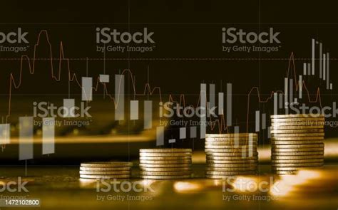 거래 그래프와 금금 동전의 스택 금융 투자 개념은 배경으로 사용할 수 있습니다 만들기에 대한 스톡 사진 및 기타 이미지