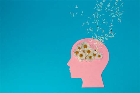 푸른 배경에 분홍색 종이 머리 대신 꽃잎이 모든 주위에 날아 데이지 두뇌 창조적 인 개념 창조적 인 마음 파종 아이디어 위조 디자인 꽃 식물에 대한 스톡 사진 및 기타