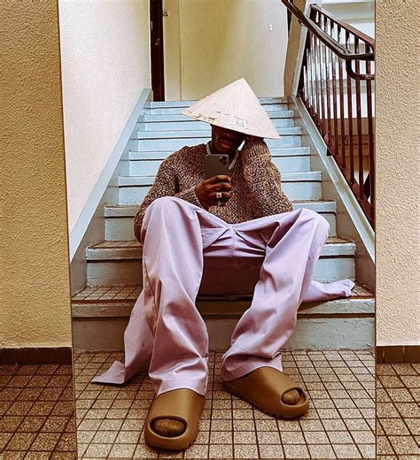 Yeezy Slides Outfit Idea