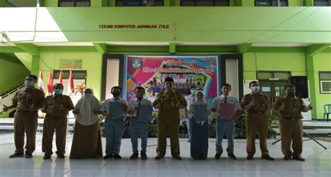 peringatan hari pendidikan nasional smk negeri ngadirojo smk negeri