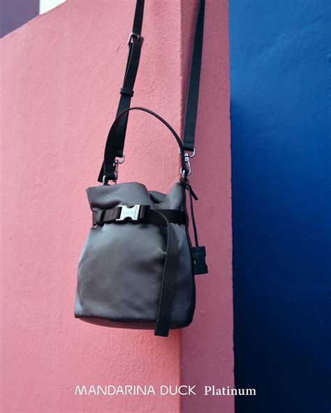 Mandarina Duck 만다리나덕 Mandarina Duck 𝗣𝗹𝗮𝘁𝗶𝗻𝘂𝗺 Thinker Bell 이탈리아 프리미엄 원단으로 완성한 하이엔드 스마트 캐주얼