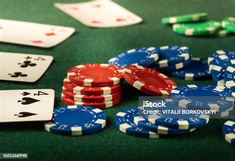 카지노의 테이블에 포커 게임 카드 놀이의 성공적인 조합은 많은 승리 칩을 가져 왔습니다 0명에 대한 스톡 사진 및 기타 이미지 0명 개체 그룹 겜블링 칩 Istock