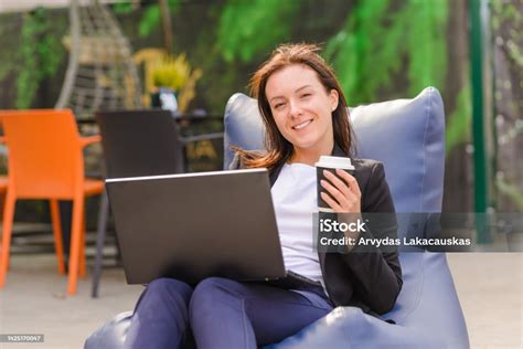 젊은 미소 비즈니스 여자는 앉아서 커피 마시고 키보드 노트북 컴퓨터에 타이핑 야외 카페에서 노트북으로 일하는 여성 여름 바람이 부는 날 30 34세에 대한 스톡 사진 및