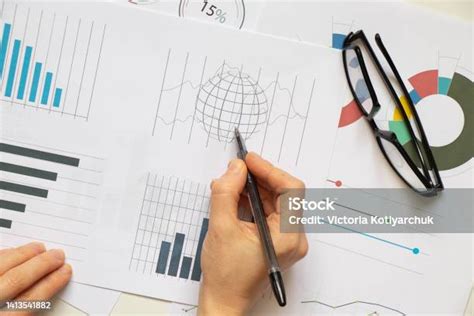 소녀의 손에 테이블에 종이에 보고서 및 히스토그램 종이 비즈니스에 대한 분석 및 통계 2022년에 대한 스톡 사진 및 기타 이미지 2022년 계산기 그래프 Istock