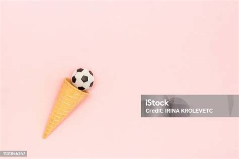 미니 멀 스타일 분홍색 배경에 아이스크림 와플 콘에서 축구 또는 축구 공 컨셉 스포츠 엔터테인먼트 텍스트 또는 디자인에 대 한 평면도 복사 공간 템플릿 0명에 대한 스톡