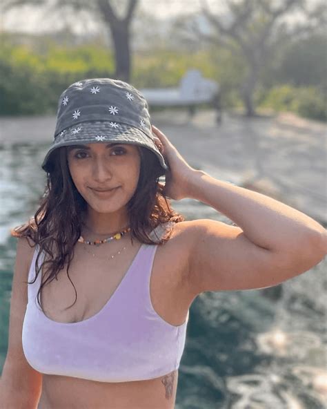 Divyansha Kaushik R Bollyarm