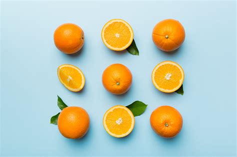 컬러 배경에 신선한 오렌지 슬라이스의 과일 패턴 맨 위 보기입니다 공간을 복사합니다 창조적 인 여름 개념 최소한의 평평한 평지에 감귤류의 절반 0명에 대한 스톡 사진 및