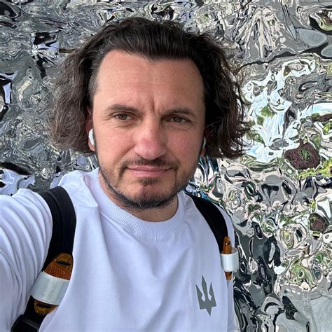 Ще один дворик київського Подолу Мені в кадр потрапив дуже старий обшарпаний будинок Коли їхав