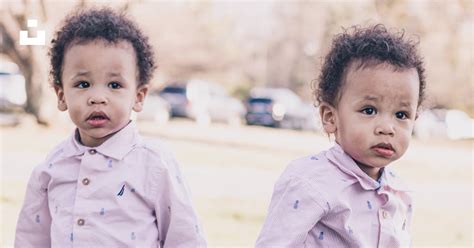 낮 동안 푸른 잔디밭에 서 있는 흰색 버튼 업 셔츠를 입은 소년 사진 Unsplash의 무료 꼬마 이미지