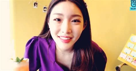 V앱 청하 데뷔 1주년 1년 전 이 시간 울먹였는데