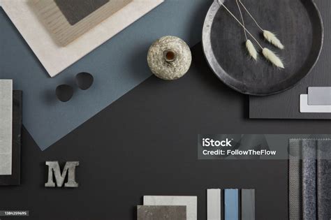 직물 과 페인트 샘플 패널 및 타일 인테리어 디자이너 무드 보드의 우아한 평면 평지 구성 블랙 블루 베이지 색 다크 그레이 컬러 팔레트 공간을 복사합니다 템플렛 무드보드에