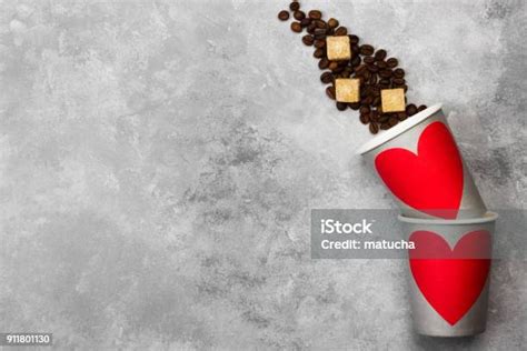 개념 커피 사랑입니다 붉은 마음으로 음료 커피 콩 빛 배경에 회색 종이 컵 보기 상위 공간을 복사 합니다 음식 배경입니다 2월에