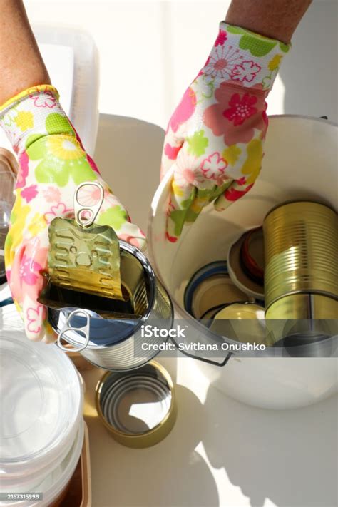 사람이 추가 처리 및 처리를 위해 캔 및 기타 폐기물을 분류합니다 쓰레기 분리수거는 환경에 대한 직접적인 관심이자 사회 문제에 대한 해결책입니다 개념에 대한 스톡 사진 및