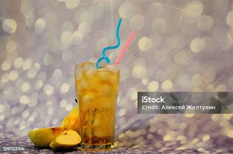 잘 익은 과일 옆에 회색 광택 배경에 얼음과 빨대가있는 배 주스의 키가 큰 유리 건강한 식생활에 대한 스톡 사진 및 기타 이미지 건강한 식생활 과일 귀여운 Istock