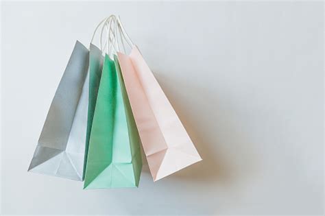 흰색 배경에 고립 된 세 개의 많은 쇼핑 백을 최소한의 디자인 온라인 또는 쇼핑몰 쇼핑 쇼핑 개념 블랙 프라이데이 크리스마스 시즌 세일 플랫 레이 상단 뷰 복사 공간 모의