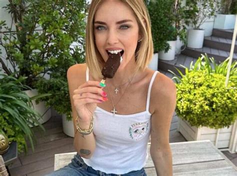 Chiara Ferragni Segue Il Trend Della Canottiera Per Lestate 2023 Velvetmag