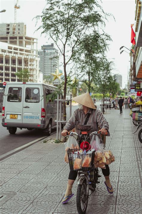 집 밖의 거리 장면 거리 표지판 건물 건축 교통 기와 나무 낮 도시 생활 도시의 도시의 삶 동남아시아 모터바이크 문화 번화 한 베트남 보도