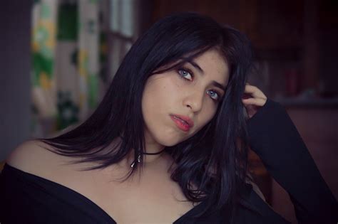 초점을 맞추지 않은 배경이있는 빈티지 안락 의자에 앉아있는 녹색 눈을 가진 아름다운 모델의 초상화 관능에 대한 스톡 사진 및 기타 이미지 Istock