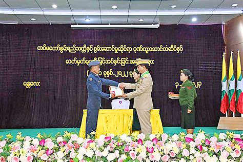 တပ်မတော်စွမ်းရည်သတ္တိဆိုင်ရာ ဂုဏ်ထူးဆောင်ဘွဲ့တံဆိပ်နှင့် လက်မှတ်များ ပေးအပ် ချီးမြှင့်ခြင်း အခမ