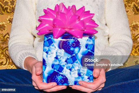 흰색 모직 배경에서 중요 한 날을 위한 선물 상자를 손에 블루 계절에 대한 스톡 사진 및 기타 이미지 계절 기념일 낮 Istock