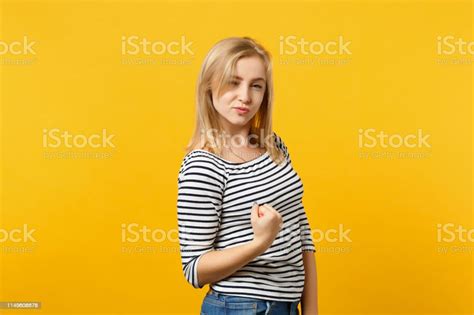 스튜디오에서 노란 주황색 배경에 고립 된 위 너 제스처를 하 고 카메라를 찾고 줄무늬 옷에 성공적인 젊은 여자의 초상화 사람들은 진심으로 감정 라이프 스타일 개념입니다 복사