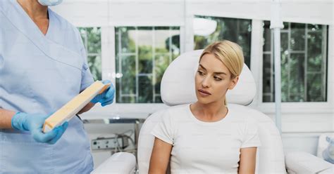 미용 의료 클리닉에서 아름답고 행복한 금발 여자 그녀는 앉아서 얼굴 에스테틱 치료에 대해 여성 의사와 이야기하고 있습니다 사진 Unsplash의 세르비아 이미지