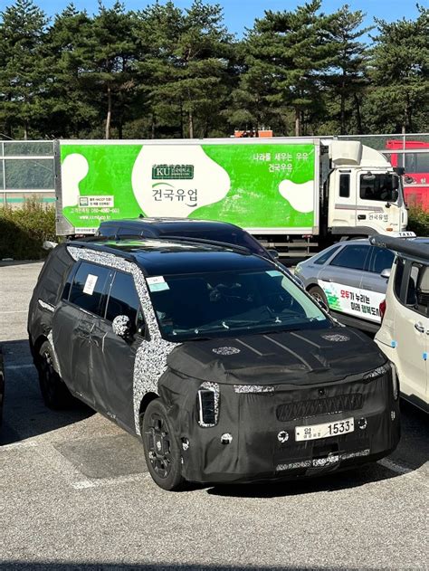 노말로 보이는 카니발 페이스리프트 최신 사진 스파이샷