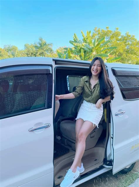 ဆွဲဆောင်မှုရှိလွန်းတဲ့ ဇာအင်္ကျီလေးကြောင့် စွဲမက်ဖွယ်ကိုယ်လုံးအလှလေးပေါ်လွင်နေပြီး ကြွေလောက