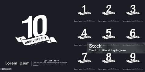 1st10 주년 축 하 헝겊 세트 흰색 기념일 로고는 검은 배경에 리본으로 고립되어 있습니다 모노톤 컬러 웹 전단지 포스터