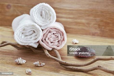 복사 공간 나무 배경에 면 수건 더미 선택적 초점 자연 아이템에서 스파 컨셉 말기에 대한 스톡 사진 및 기타 이미지 말기 수건 3가지 개체 Istock