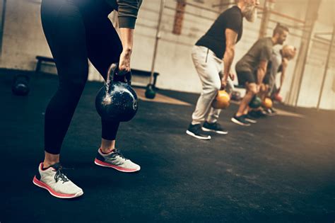 맞는 체육관에서 함께 무게와 함께 밖으로 일 하는 사람들 건강한 생활방식에 대한 스톡 사진 및 기타 이미지 건강한 생활방식 결심 남자 Istock