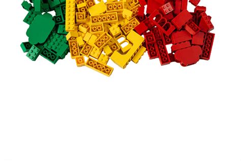 흰색 배경에 산더미 같은 어린이 블록이 쏟아집니다 빨간색 노란색 녹색 등 다양한 색상의 블록 신호등 색상입니다 아이들을 가르치고 소근육 운동 기술을 개발하고 부모와 즐거운