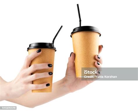 하얀 배경의 뜨거운 커피 종이컵을 들고 있는 여자 검은 손톱을 가진 여성의 손 갈색에 대한 스톡 사진 및 기타 이미지 갈색 갈색 용지 검은색 Istock