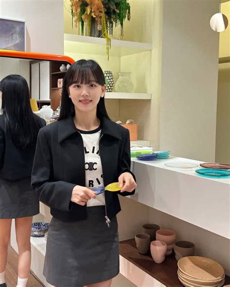 강한나 미니 스커트와 블랙 재킷의 세련된 조화캐주얼한 매력 발산