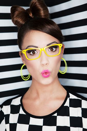 매력적인 젊은 깜짝이야 여자 안경 착용에 대한 Stripy 배경기술 가까운에 대한 스톡 사진 및 기타 이미지 가까운 갈색 머리 개념 Istock