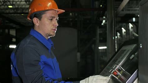 연산자는 생산 라인의 제어 패널을 모니터링합니다 플라스틱 물 파이프 공장 제조입니다 물과 공기 압력의 사용과 기계 도구에 플라스틱 튜브를 만드는 과정 가방에 대한 스톡 사진