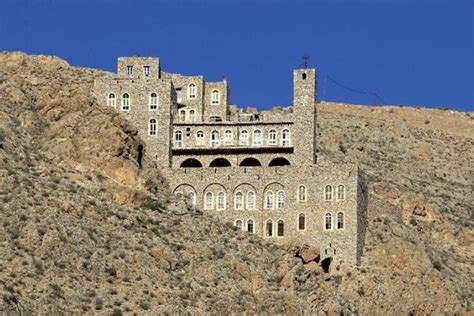 По повеќе од 10 години пустински манастир во Сирија се отвора за посетителите Музика24