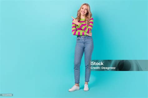 줄무늬 스웨터를 입은 친절한 달콤한 여자의 전체 길이 사진 손가락 빈 공간 격리 된 청록색 배경 가리키기에 대한 스톡 사진 및 기타 이미지 Istock