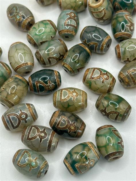 მძივების და ძაფების მძივების და ძაფების მაღაზია • ფერადი