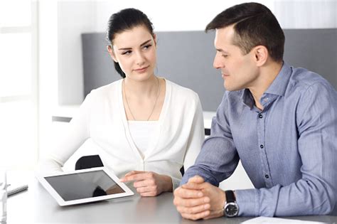 쾌활 한 웃는 사업가와 여성은 현대 사무실에서 태블릿 컴퓨터와 함께 작업 회의나 직장에서 헤드샷 팀워크 파트너십 및 비즈니스