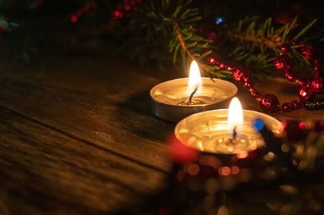 크리스마스 트리의 가지와 붉은 구슬과 화환의 장식의 배경에 나무 배경에 두 개의 작은 둥근 촛불 아름다운 마법의 크리스마스 배경 카드 0명에 대한 스톡 사진 및 기타 이미지